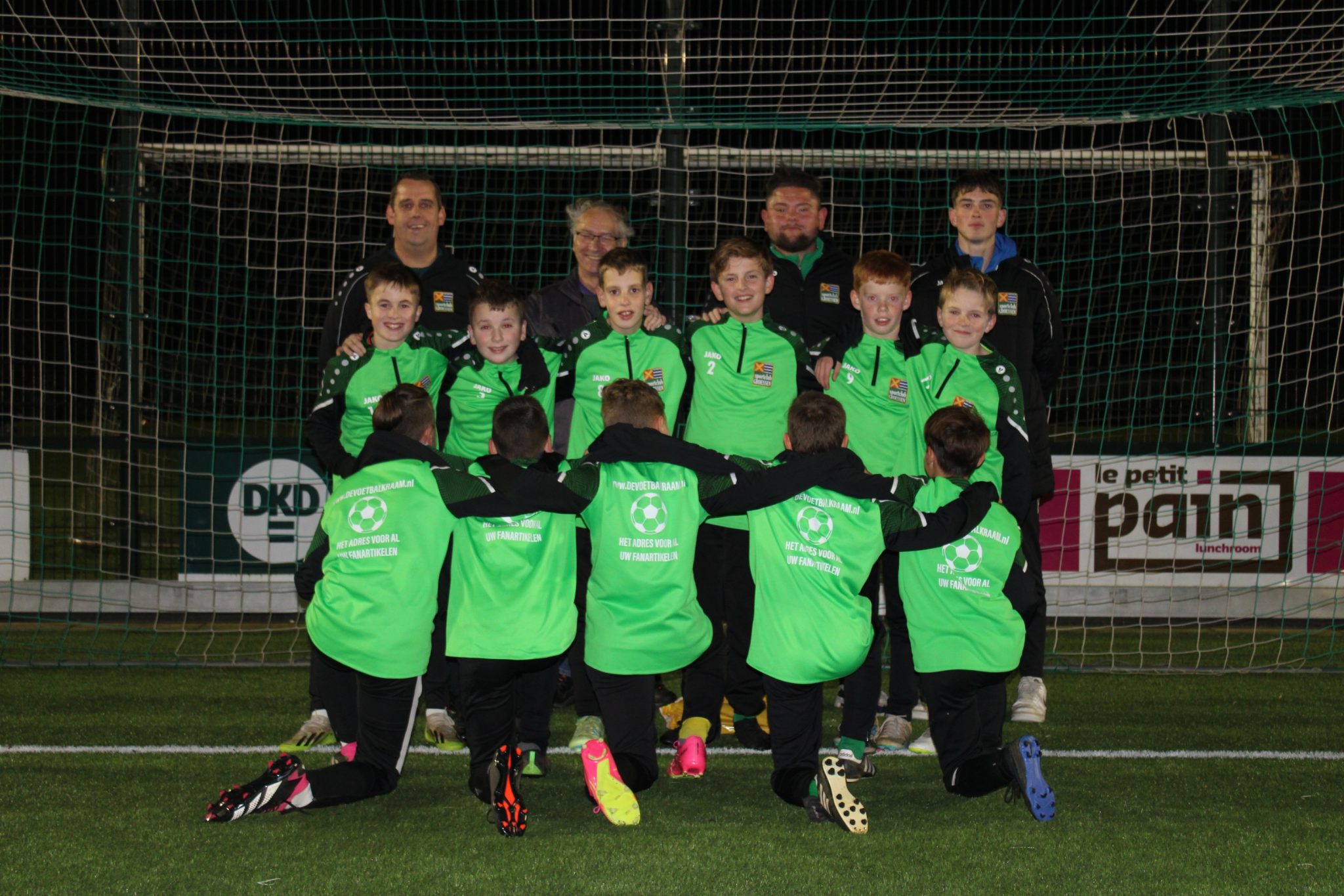 De Voetbalkraam sponsort de JO12-01 nieuwe trainings-ziptops ...